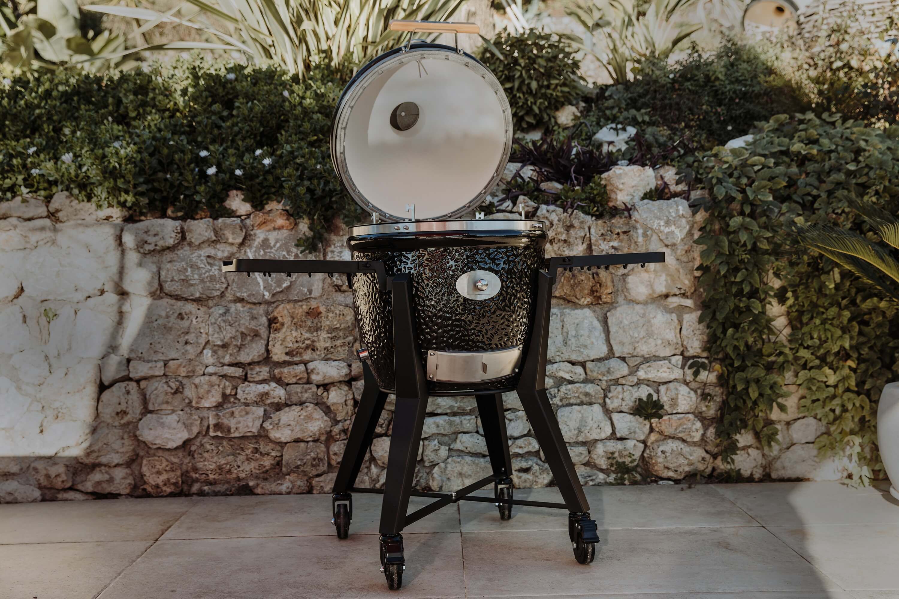 Monolith TWO.55 inkl. Gestell und Seitentischen | Keramikgrill