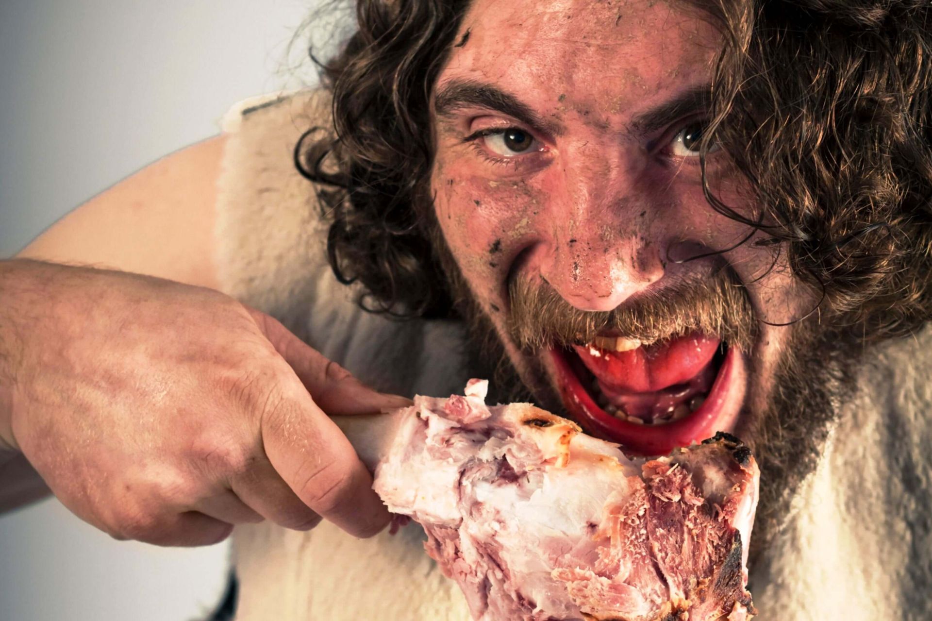 Caveman Style mit Tomahawk & Co: Steak direkt auf der Glut gegrillt